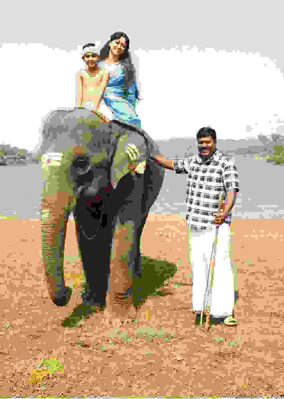 Oru Black & White Kudumbam Fan Photos | Oru Black & White Kudumbam ...