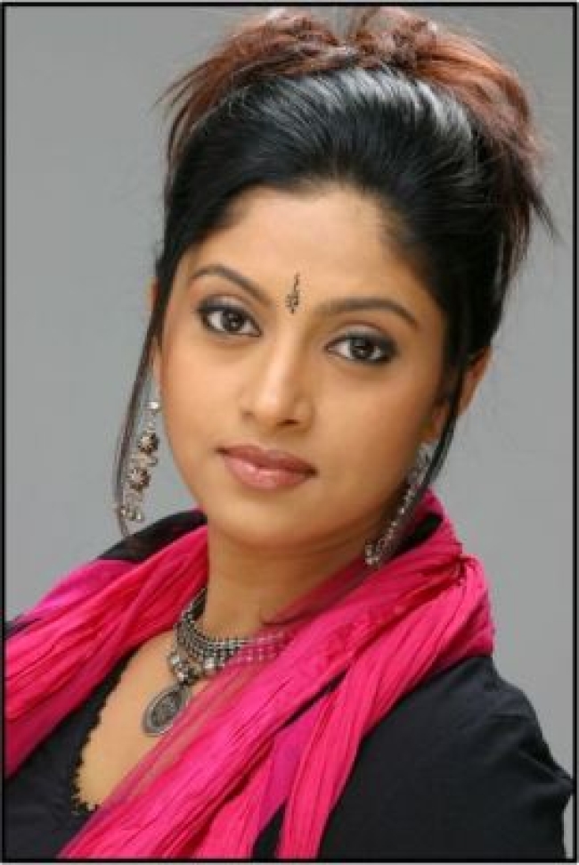Nadhiya - Photos, Videos, Birthday, Latest News, Height In Feet - FilmiBeat
