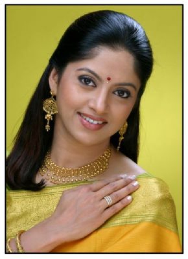 Nadhiya - Photos, Videos, Birthday, Latest News, Height In Feet - FilmiBeat