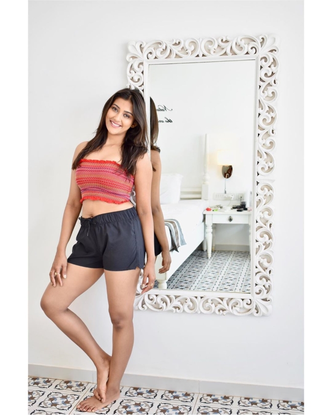 Pooja Jhaveri Photos Videos Birthday Latest News Height In Feet Filmibeat