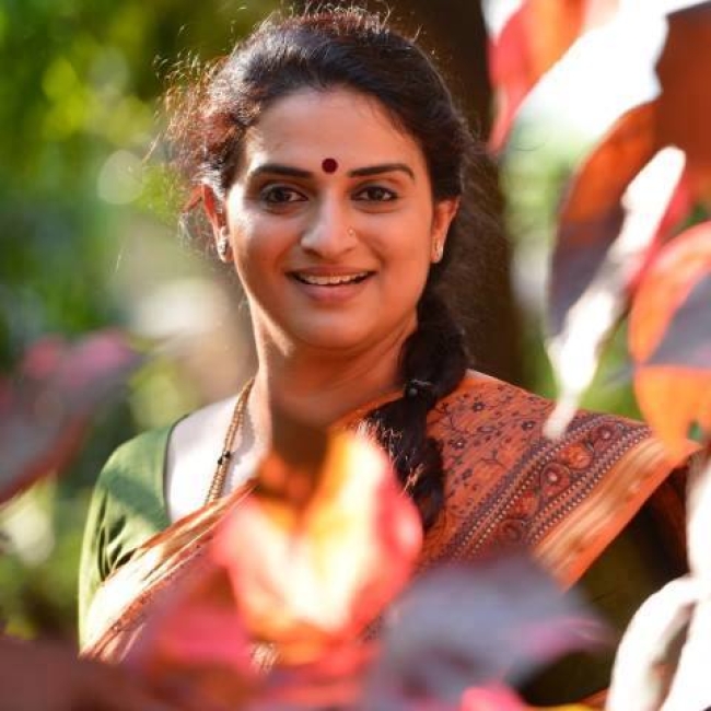 Pavitra Lokesh - Photos, Videos, Birthday, Latest News, Height In Feet ...