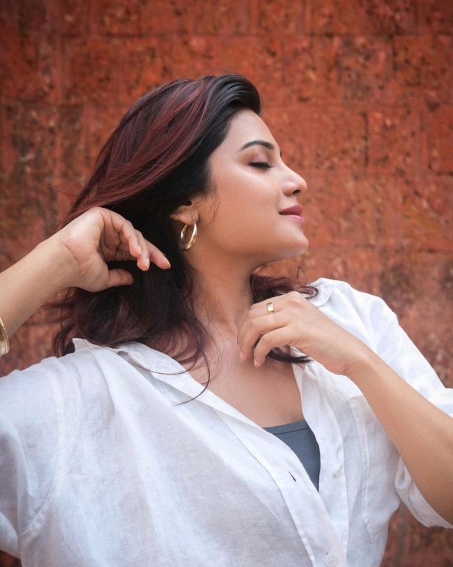 Aathmika - Photos, Videos, Birthday, Latest News, Height In Feet ...