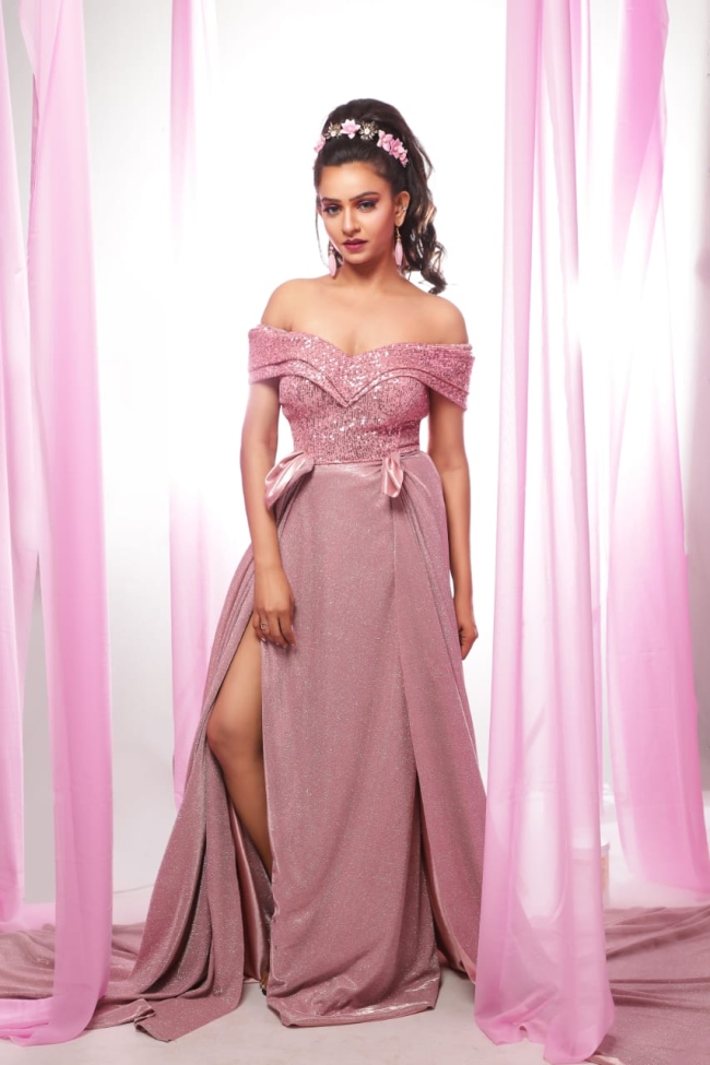 Divya Ganesh - Photos, Videos, Birthday, Latest News, Height In Feet ...