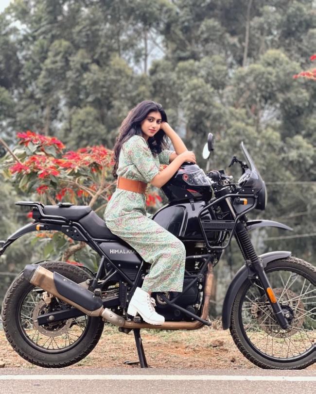 Aishu - Photos, Videos, Birthday, Latest News, Height In Feet - FilmiBeat