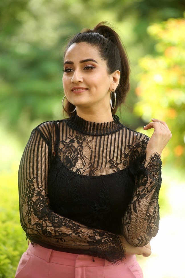 Manjusha Fan Photos | Manjusha Pictures, Images - 68420 - FilmiBeat