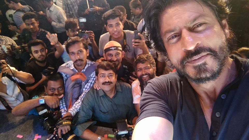 Fan (Fan Shahrukh Khan) Fan Photos | Fan Photos, Images, Pictures ...