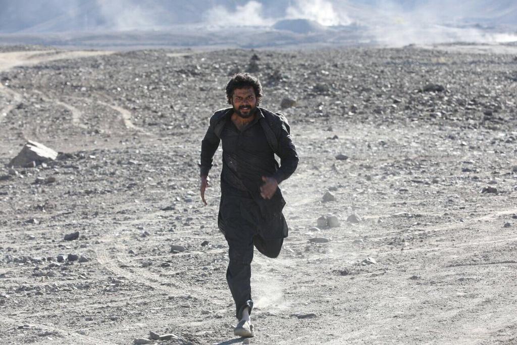 Kaatru Veliyidai (Katru Veliyidai) Fan Photos | Kaatru Veliyidai Photos ...