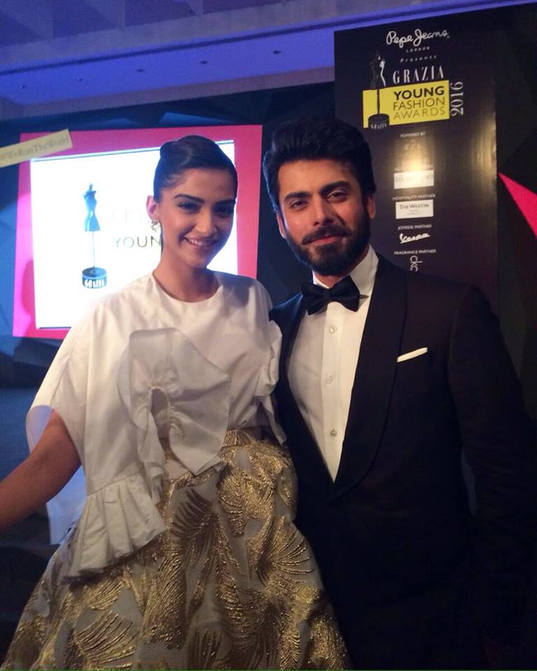 Khoobsurat Fan Photos Khoobsurat Photos Images Pictures 27092