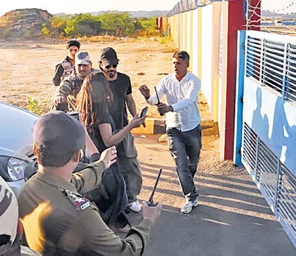 Raees (Raees Cast) Fan Photos | Raees Photos, Images, Pictures # 38958 ...