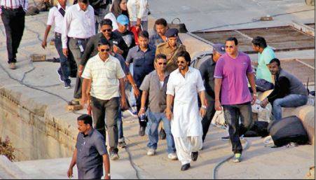Raees (Raees Cast) Fan Photos | Raees Photos, Images, Pictures # 39182 ...