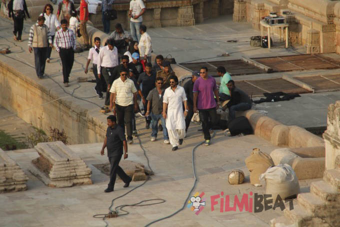 Raees (Raees Cast) Fan Photos | Raees Photos, Images, Pictures # 39246 ...