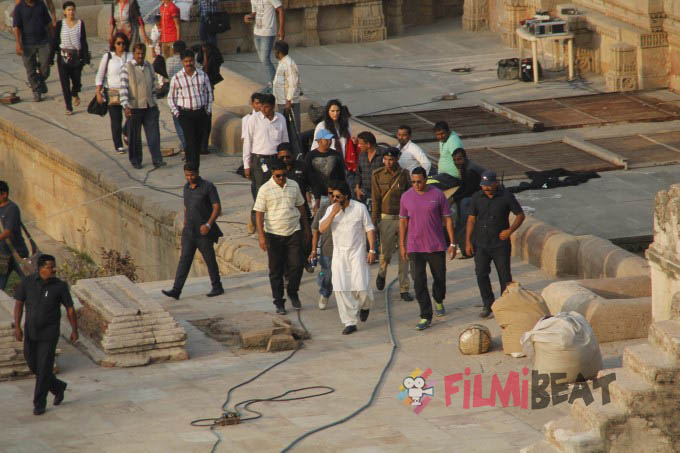 Raees (Raees Cast) Fan Photos | Raees Photos, Images, Pictures # 39247 ...