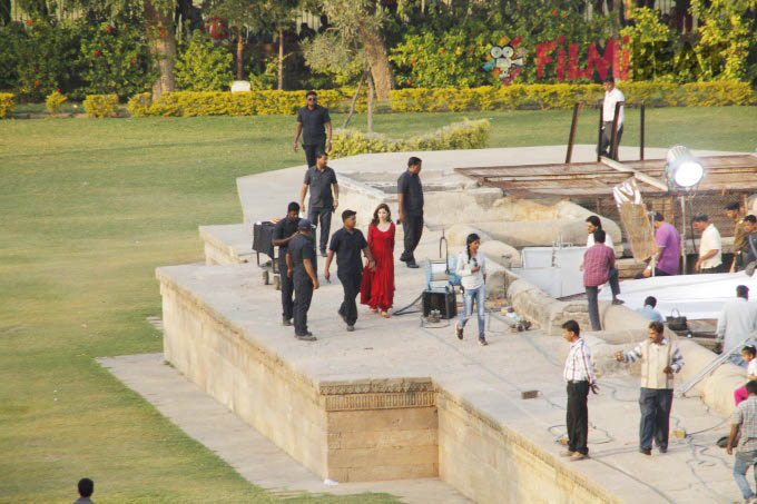 Raees (Raees Cast) Fan Photos | Raees Photos, Images, Pictures # 39249 ...