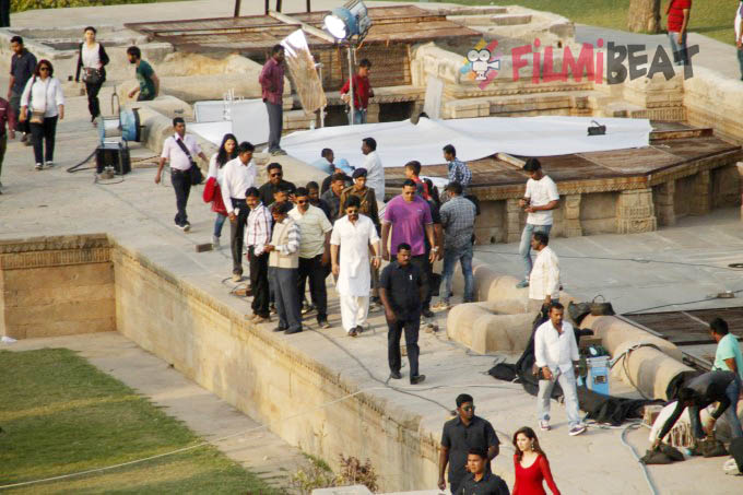 Raees (Raees Cast) Fan Photos | Raees Photos, Images, Pictures # 39259 ...