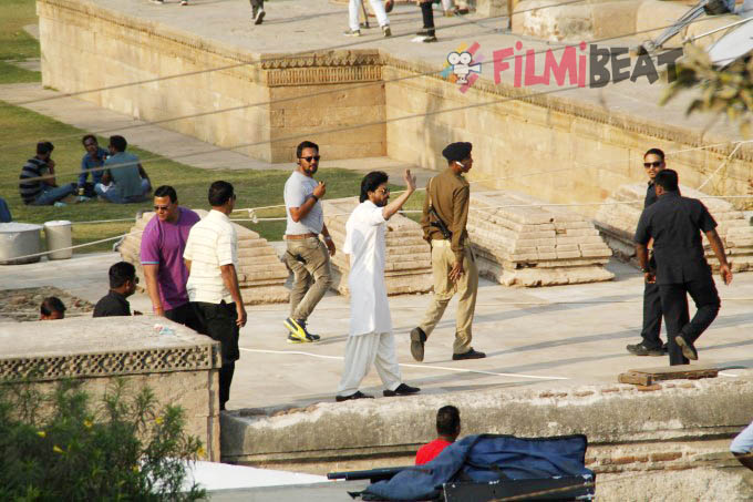 Raees (Raees Cast) Fan Photos | Raees Photos, Images, Pictures # 39263 ...