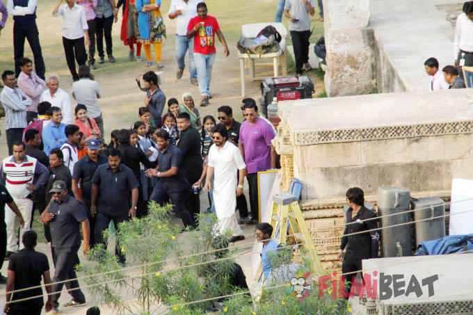 Raees (Raees Cast) Fan Photos | Raees Photos, Images, Pictures # 39265 ...