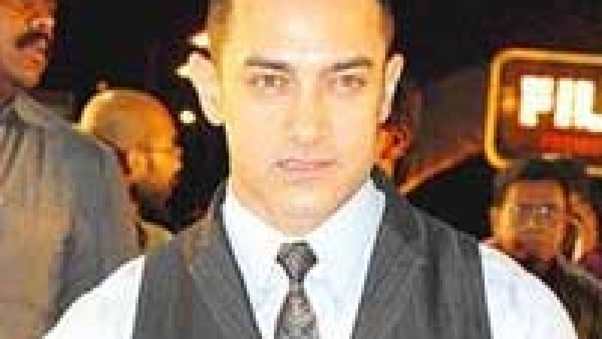 Aamir Khan | Film Ghajini | Bald Look | Employees Multiplex | Asin ...