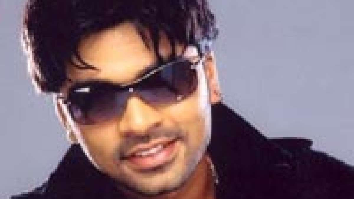 Simbu | Tamil Movie | Vinnaithandi Varuvaaya | Trisha | Love Story ...