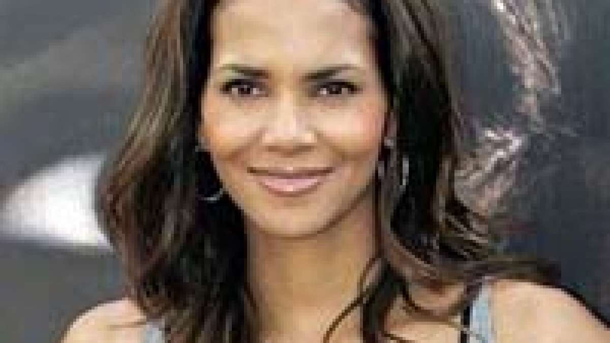 Hollywood actress Halle Berry, bald head, Nappily Ever After, skintight ...