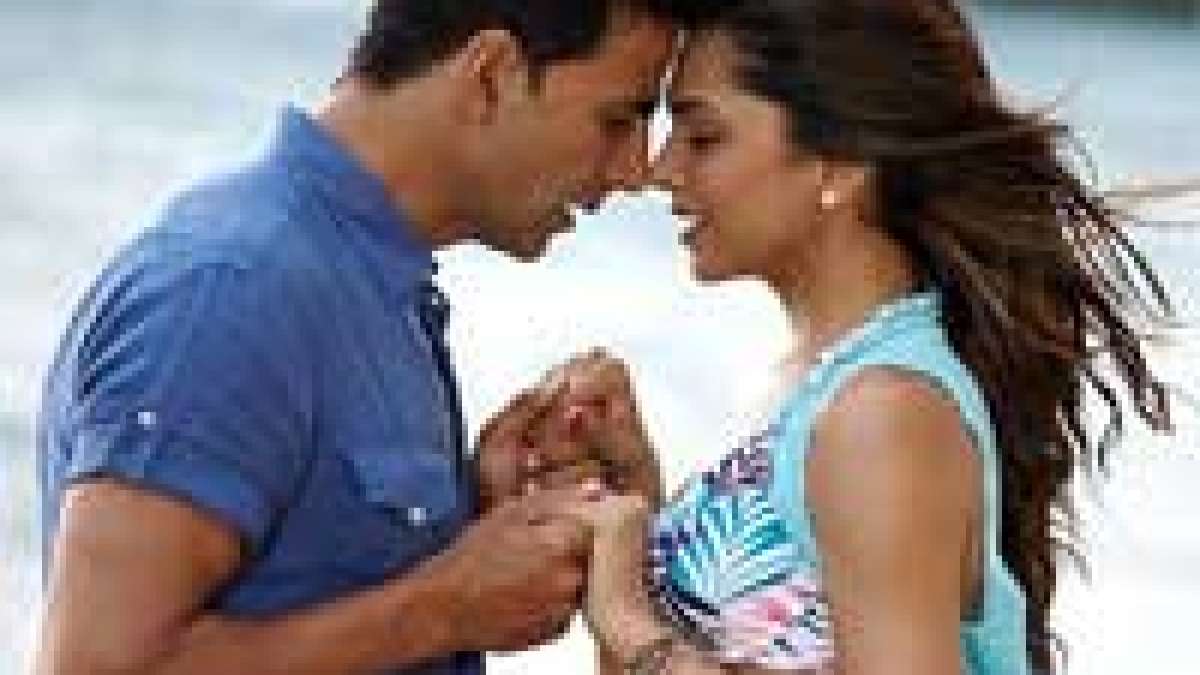 Bollywood Reviews | Housefull Review | Akshay Kumar | Deepika Padukone ...