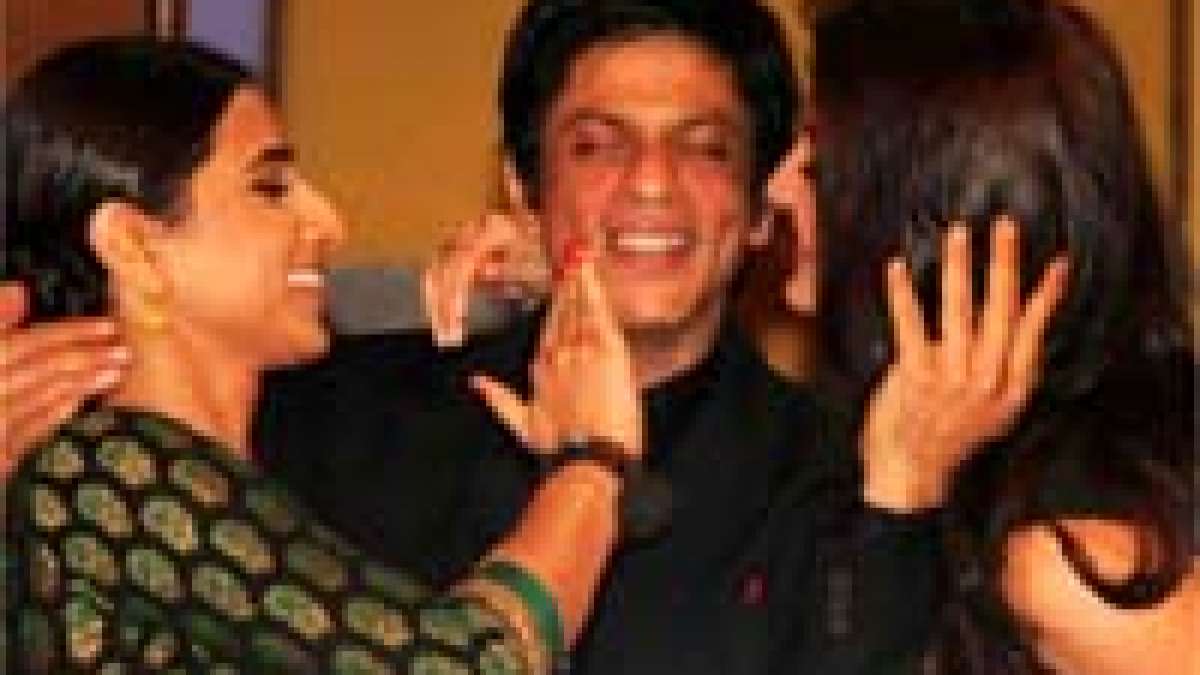 Shahrukh Khan | Demand | Kiss | Vidya Balan | Anushka Sharma | Cheeks ...