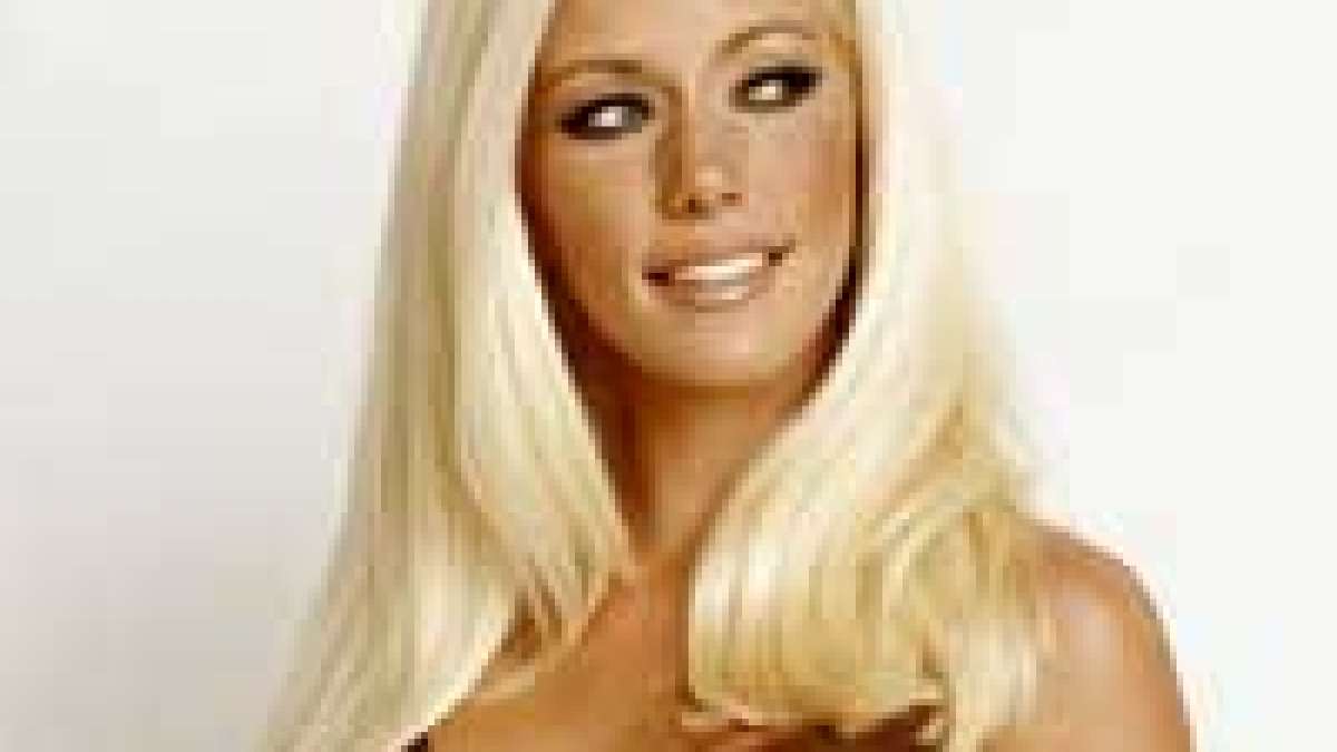 Kendra Wilkinson | Release | Lesbian Sex Tape | 45 Minutes Video ...