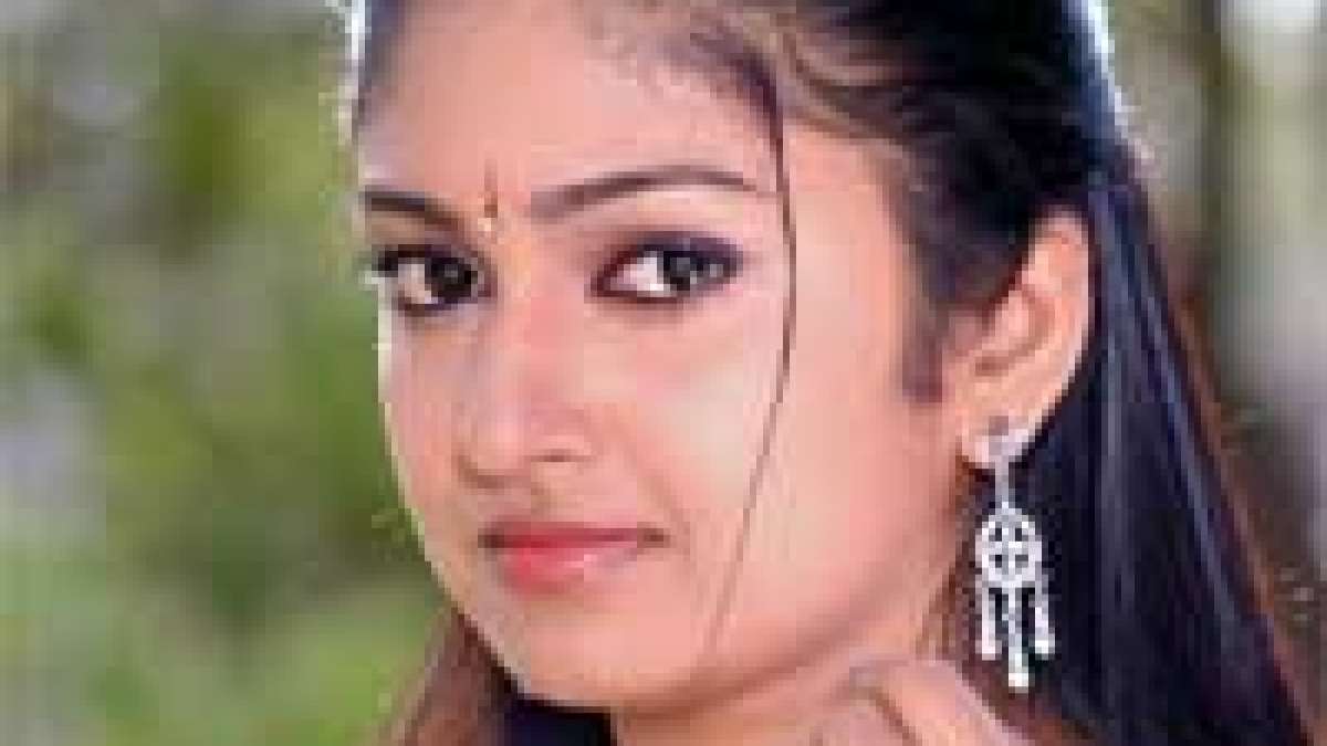 Mithra Kurian signed for Vikram's next - Filmibeat