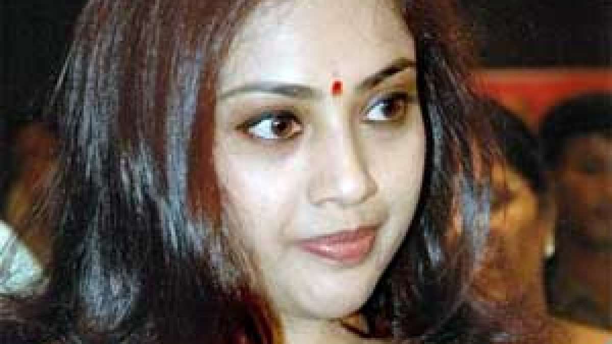 Meena returns with Ram Charan's next - Filmibeat