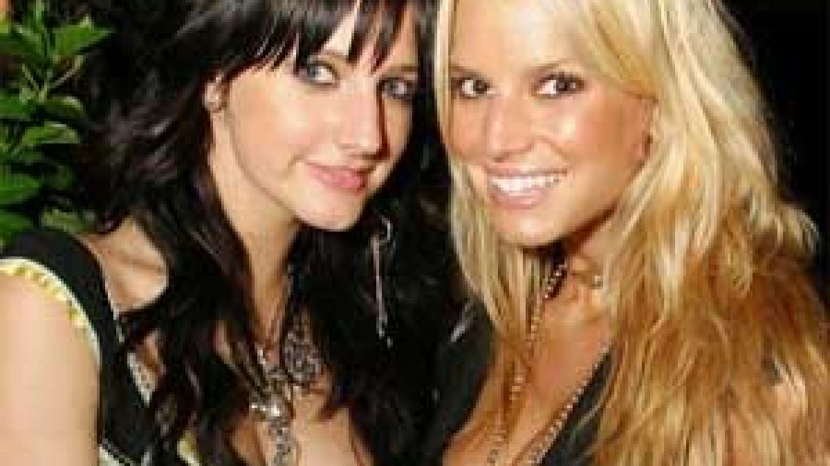 Simpson siblings to launch tween fashion line - Filmibeat