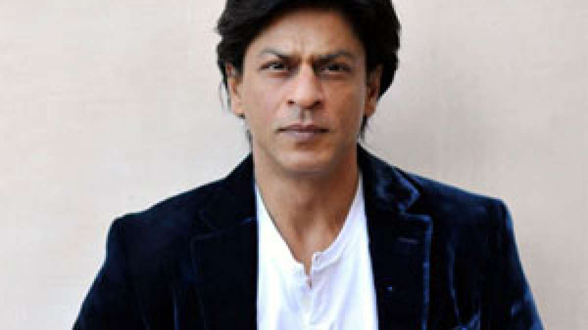 Shahrukh Khan | Shoe | Crowd - Filmibeat