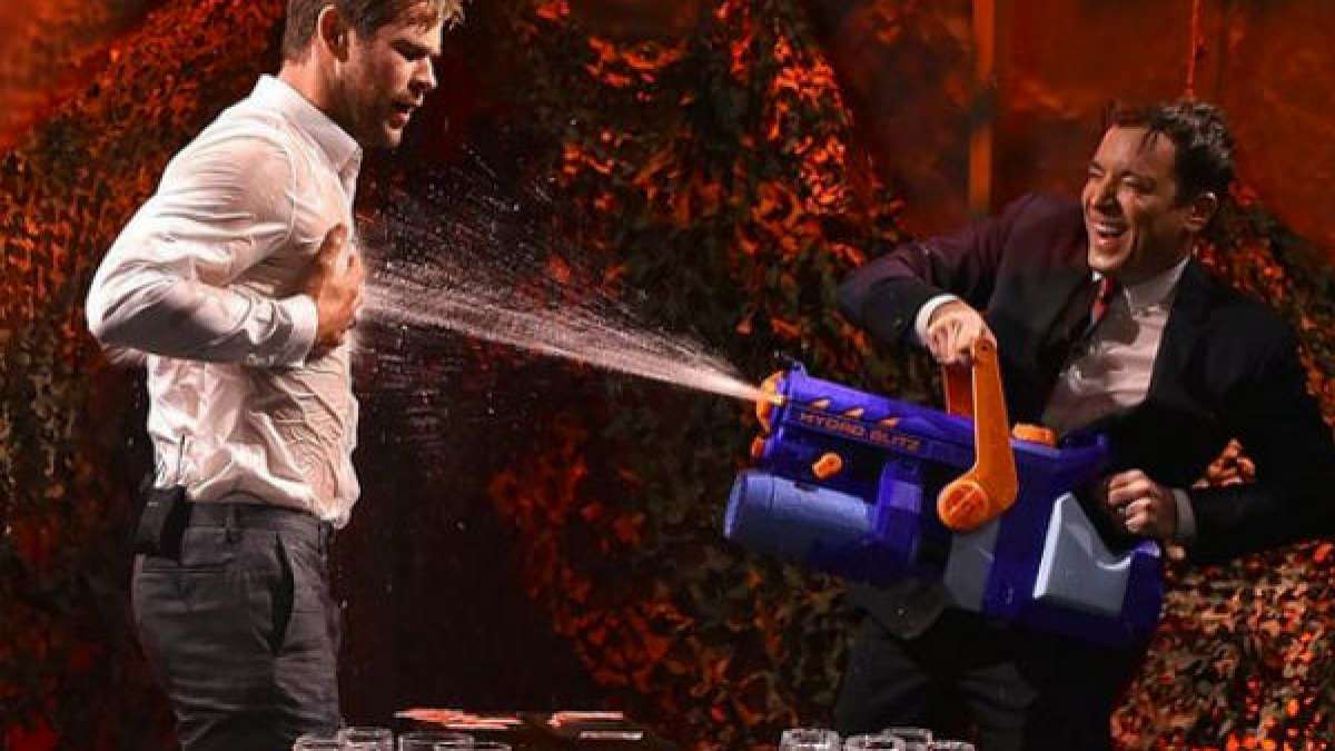 Chris Hemsworth Jimmy Fallon | Chris Hemsowrth Jimmy Fallon Water War ...