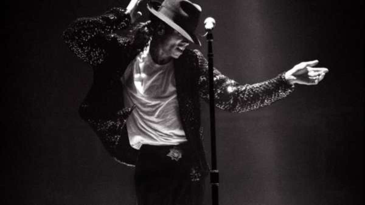 Remembering The King Of Pop: 7 Iconic Dance Moves By Michael Jackson ...