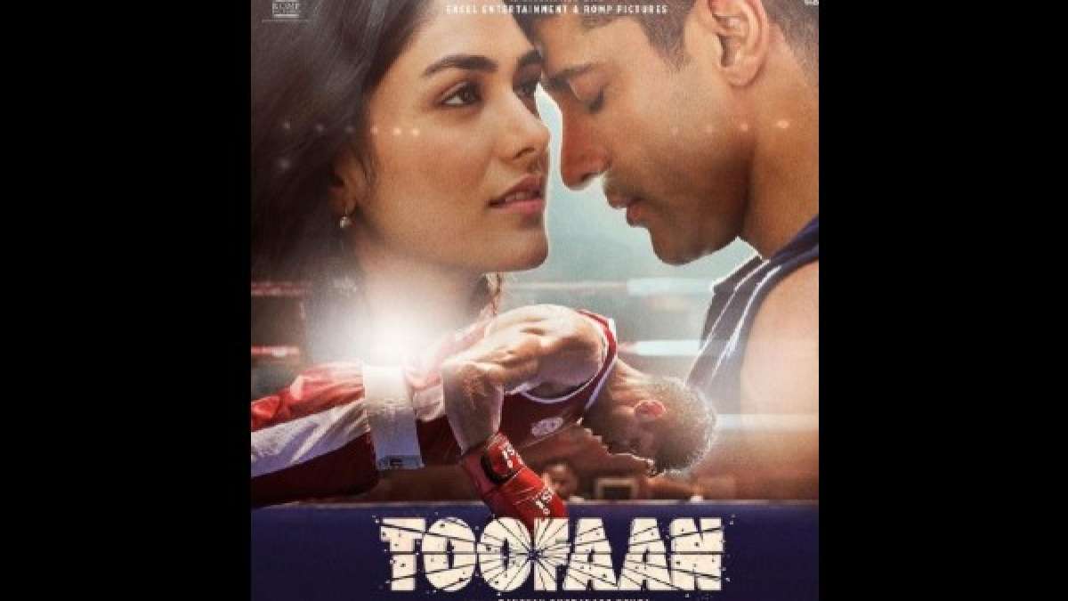 Toofaan New Poster: Farhan Akhtar And Mrunal Thakur Share A Romantic ...