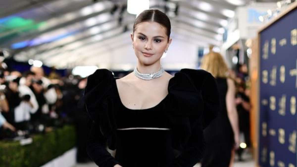 Selena Gomezs Video Tripping At The Sag Awards Goes Viral Arrives