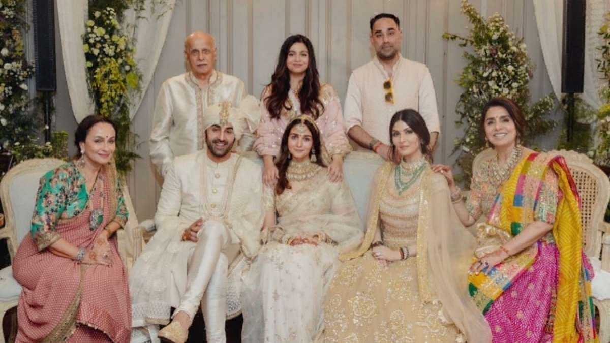 Alia-Ranbir Wedding: Kapoors And Bhatts Pose Together For Perfect Family Picture! - Filmibeat