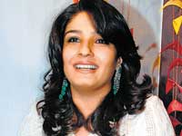 Raveena bats for Mumbai Indians - Filmibeat