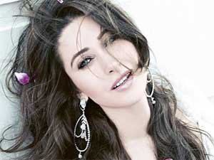 Karisma back with Vikram's erotic thriller - Filmibeat