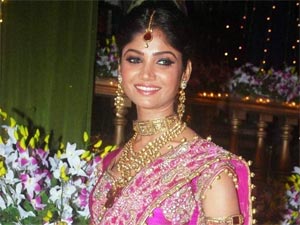 Ratan Rajput taking it Rakhi Sawant way? - Filmibeat