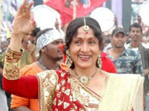 Dr Bharathi Vishnuvardhan | Producer Dwarakish | Use Title ...