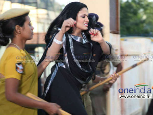 Veena Malik Arrest Pictures | Debut Telugu Film | Nagna Satyam Shooting ...