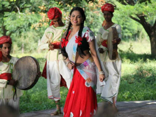 Veena Malik Song | Village Belle Costume | Nagna Satyam Pictures ...