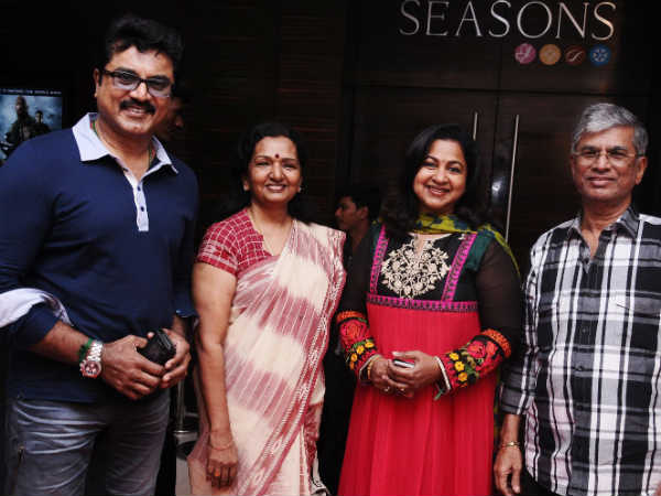 Photos | Vijay Parents | Namitha | Chennaiyil Oru Naal Première - Filmibeat