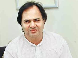 Farooq Sheikh: Age, Photos, Family, Biography, Movies, Wiki & Latest ...