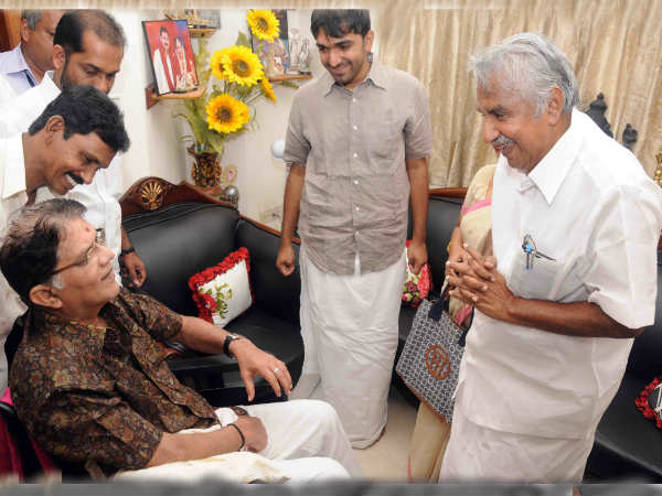 Photos: CM Oommen Chandy meets Jagathy Sreekumar - Filmibeat