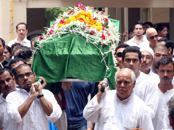 Pictures | Jiah Khan | Funeral - Filmibeat