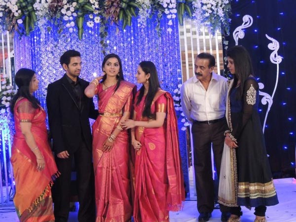 Samvritha Sunil Family Picc