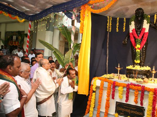 K Viswanath | Statue Photos | Sri Ajjada Adibhatla Narayanadasa ...