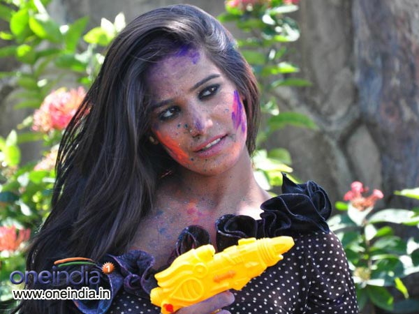 Poonam Pandey | Kannada Debut | Kannada Movie Love Is Poison - Filmibeat