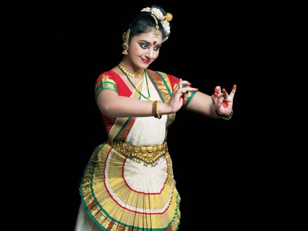 Methil Devika | Actor Mukesh | Saritha | Marriage | Divorce | Illegal ...