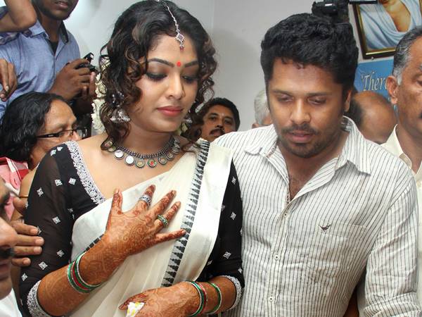 Aashiq Abu | Rima Kallingal | Wedding Pictures | Gold | Register ...